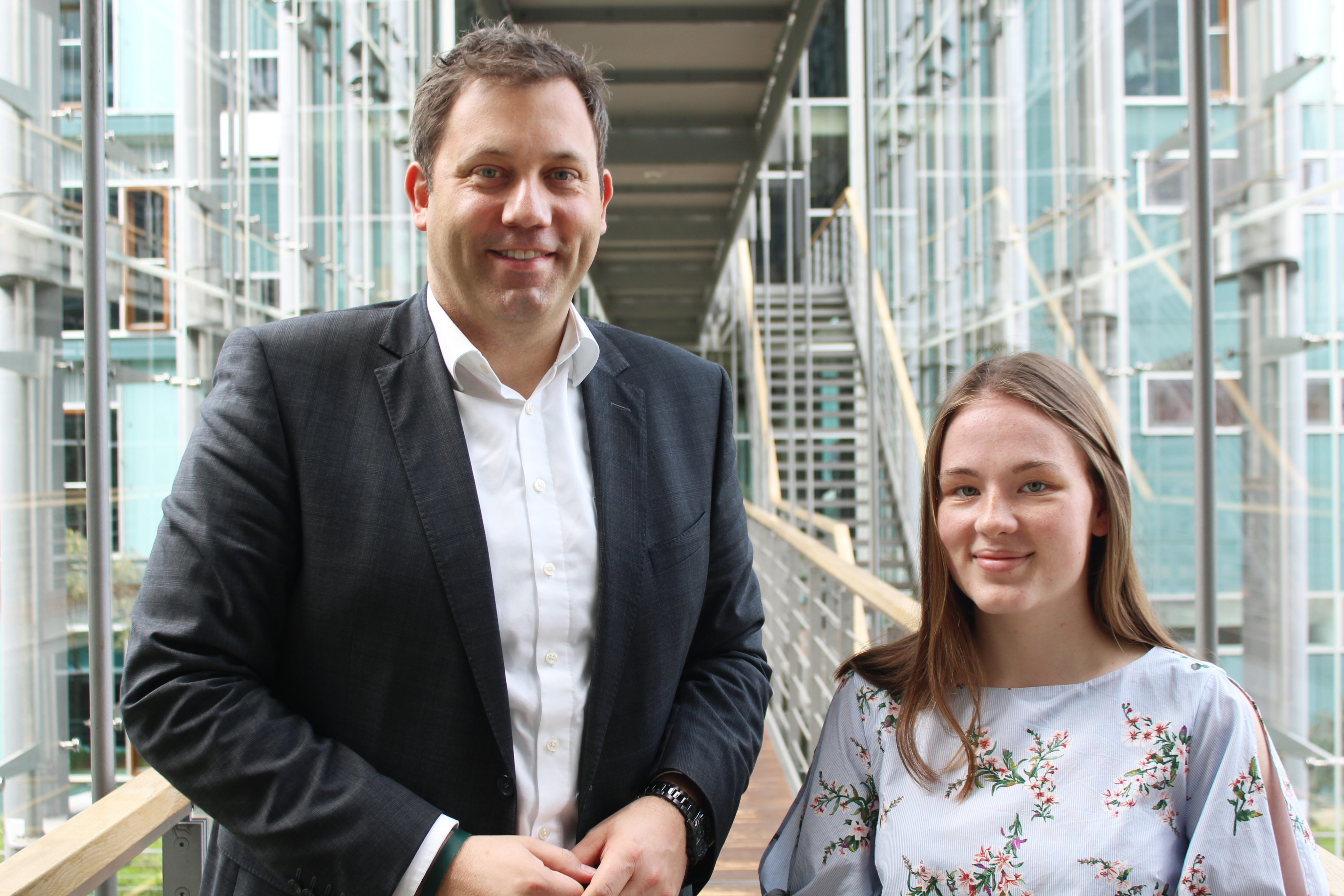 Maxima Joy Fischer erfährt mehr über Klingbeils Arbeit › Lars Klingbeil ...