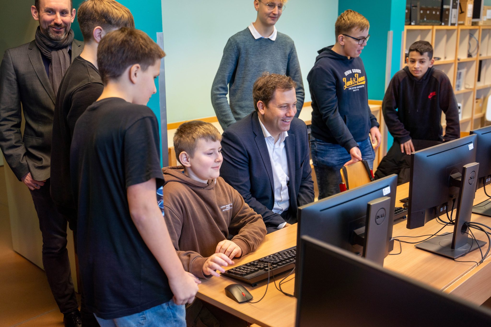 Klingbeil schaut hinter die Kulissen: Jugendliche der Lieth Schule ...