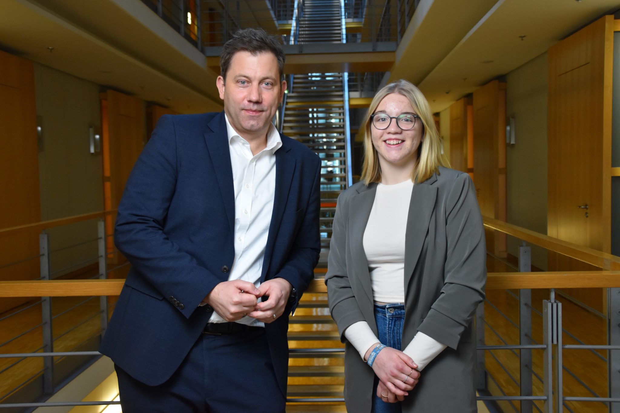 Aus Reeßum in den Bundestag: Sina Schlobohm bei Lars Klingbeil in ...